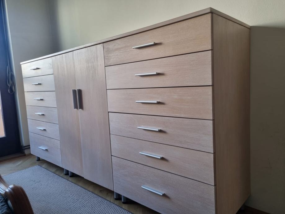 KVALITETNA DRVENA KOMODA ZA SPAVAĆU SOBU