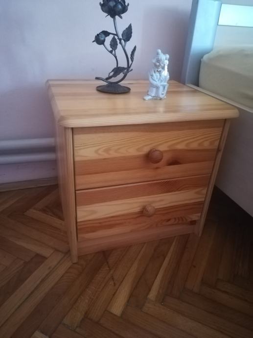 Drveni nočni ormarić