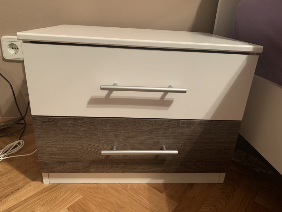 Drveni noćni ormarić(i)