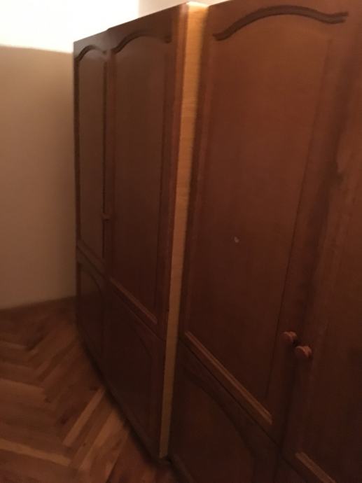 Dva hrastova garderobna ormara