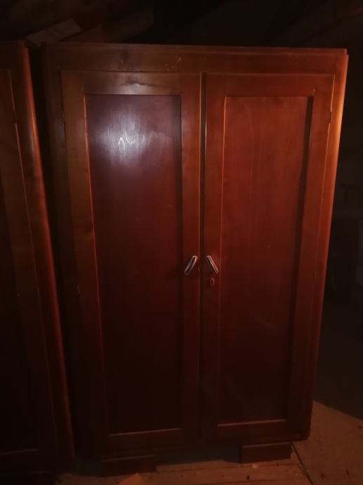 Dva starinska drvena ormara