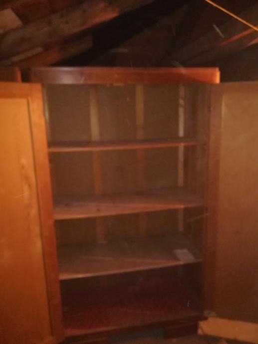 Dva starinska drvena ormara