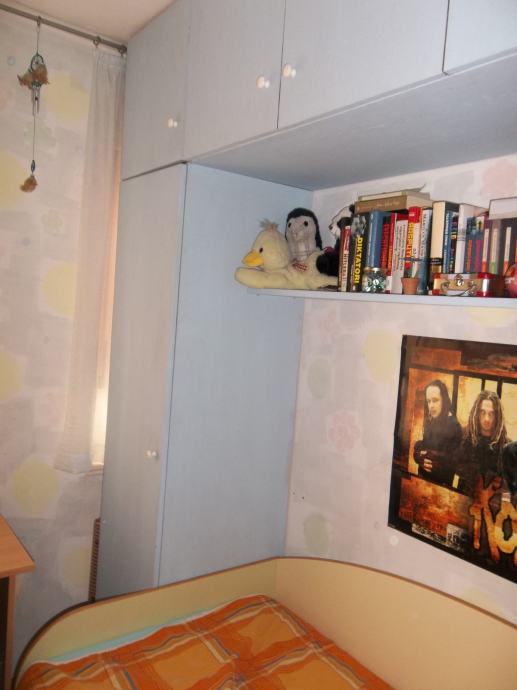 Ormar (most) za spavacu sobu i zidni viseci ormar