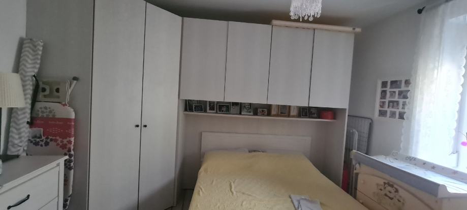 Kutni ormar i most iznad kreveta za spavaću sobu