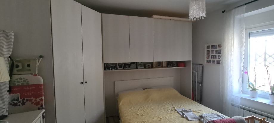 Kutni ormar i most iznad kreveta za spavaću sobu