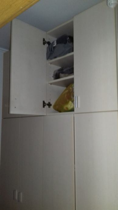 Prodajem dva ormara kao novi