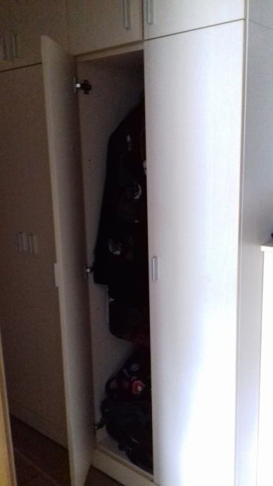 Prodajem dva ormara kao novi