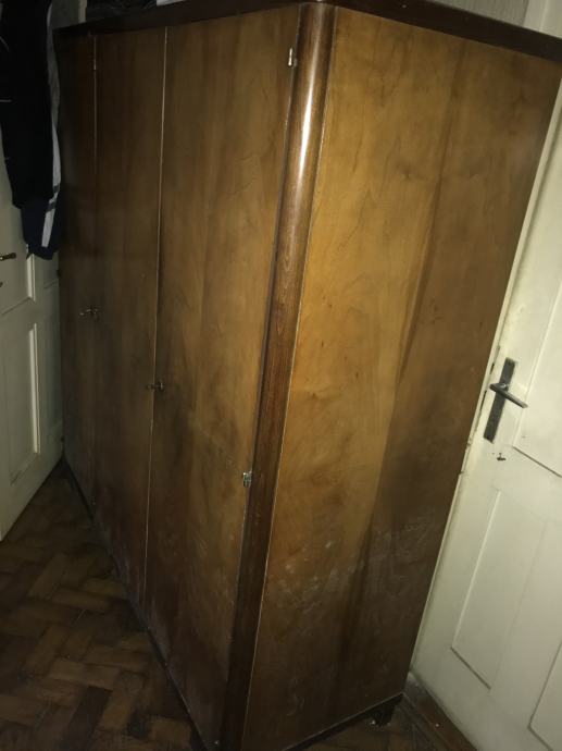 Stari ormar za sobu puno drvo