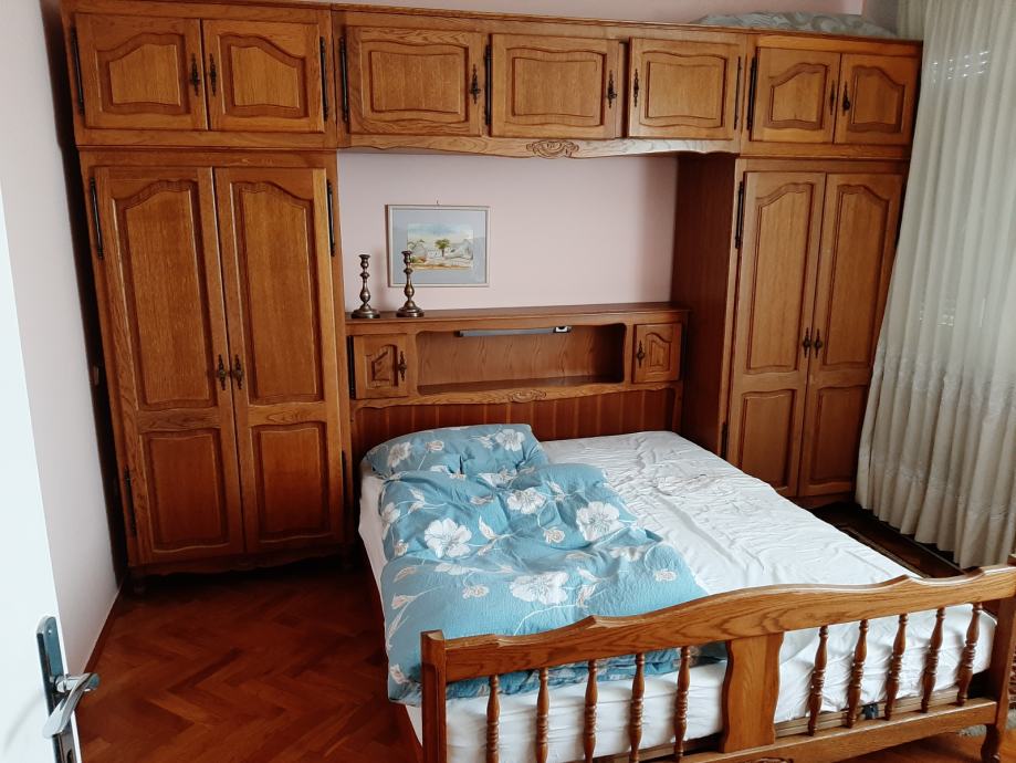 Starinska spavaća soba puno drvo