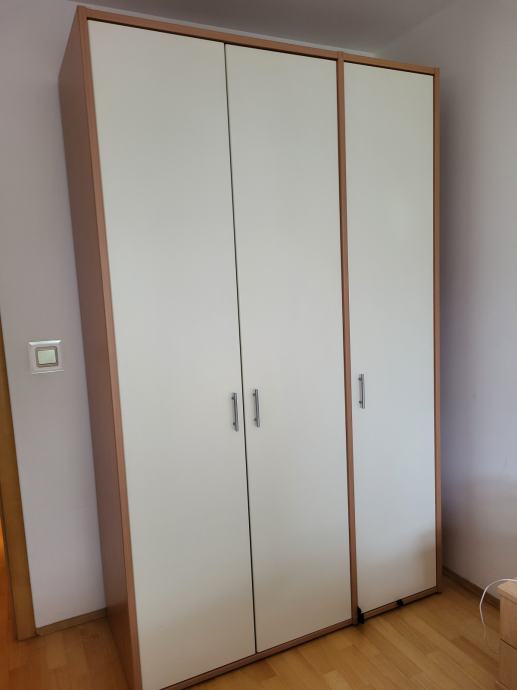 Bijeli ormari sa smeđim rubovima u odličnom stanju