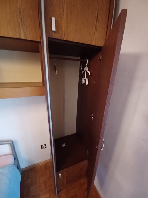 Drveni ormar BESPLATNO