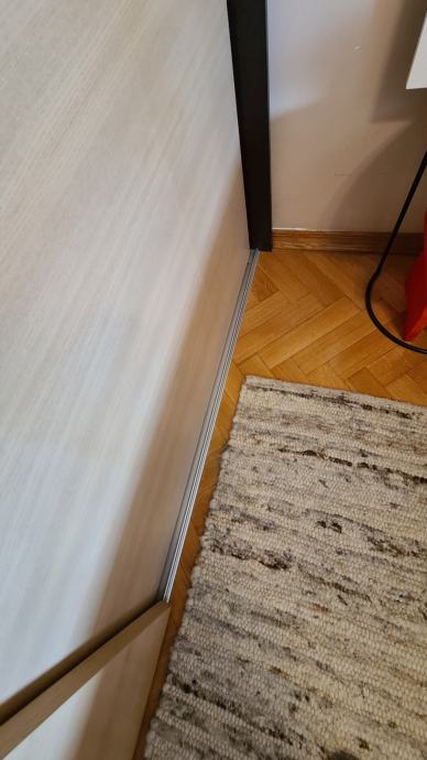 Klizna vrata, i bočne stranice ormara, furnirano 201 x 252cm