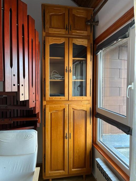 Vrlo visoki garderobni ormar, puno drvo