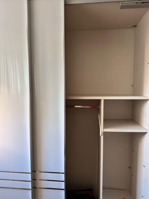 Hrastov ormar s kliznim vratima