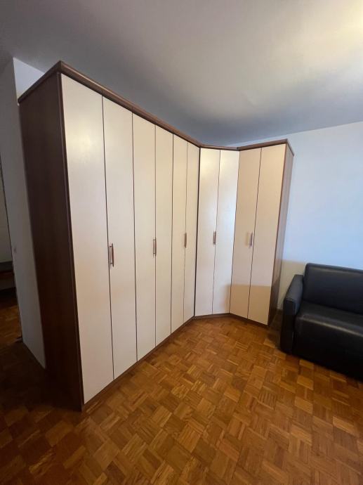 Kutni ormar sa kliznim vratima u odličnom stanju