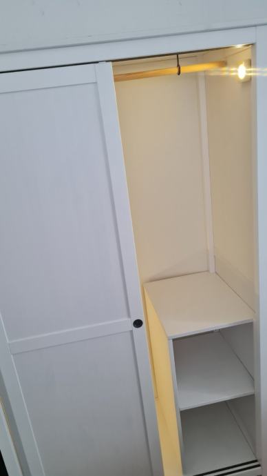 Ormar Hemnes s kliznim vratima