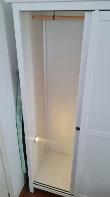 Ormar Hemnes s kliznim vratima