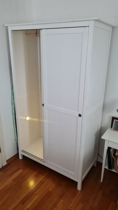 Ormar Hemnes s kliznim vratima