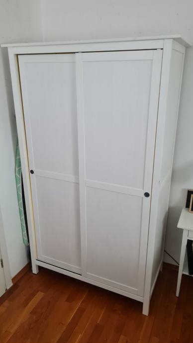 Ormar Hemnes s kliznim vratima