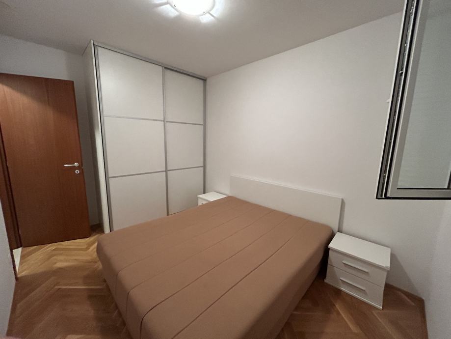 POKLANJAM KREVET box spring bez uzglavlja