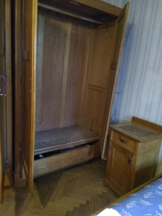 Poklanjam starinske ormare I krevete