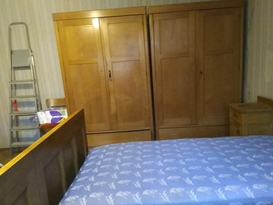 Poklanjam starinske ormare I krevete