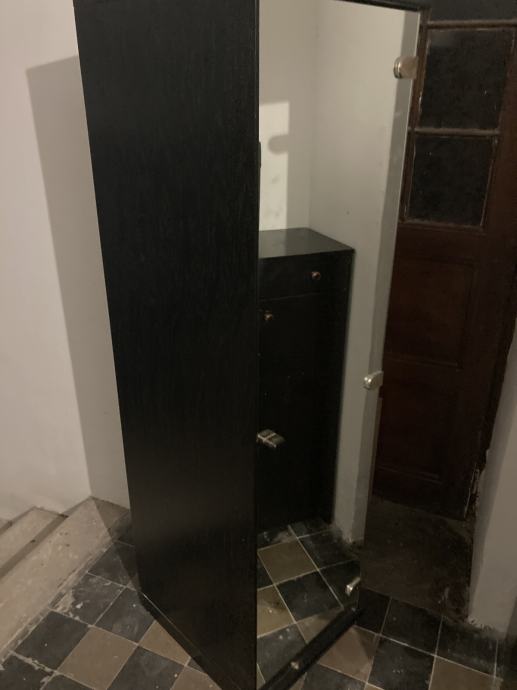 PRILIKA: Poklanjamo ormar