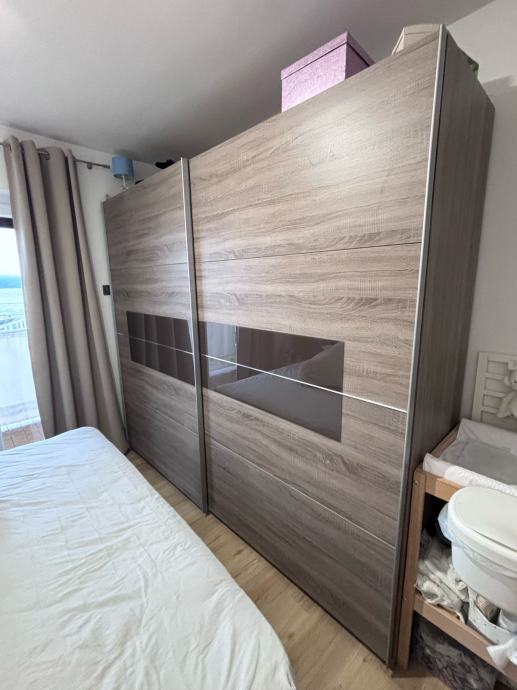 Predivan ormar u boji hrasta+staklo