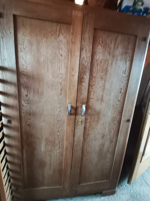 Prodaja starinskih ormara i radija