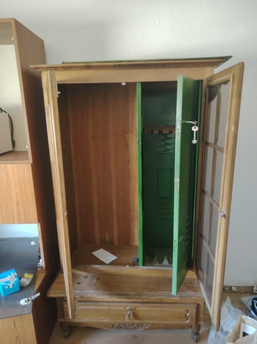 Prodajem ormar sa staklenim vratima i ormarićem