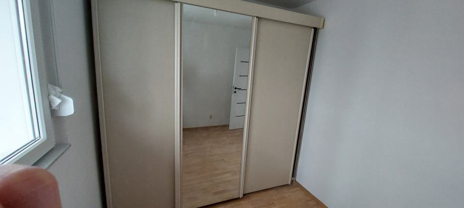 Prodajem trokrilni klizni ormar
