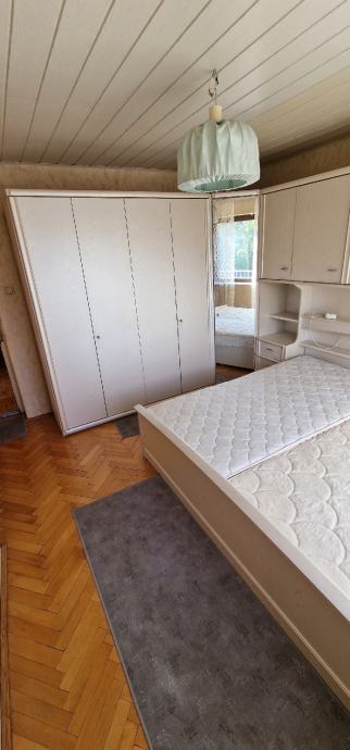 Spavaća soba 275x380 - Kutni ormar, bračni krevet sa madracima