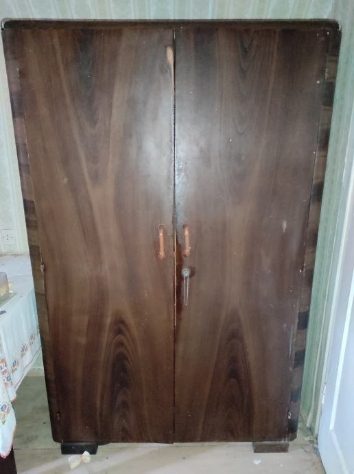 Starinski drveni ormar