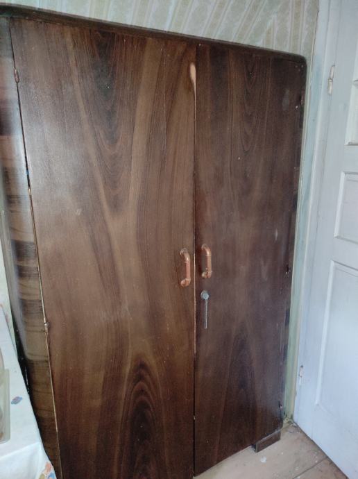 Starinski drveni ormar