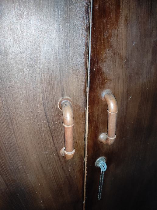 Starinski drveni ormar