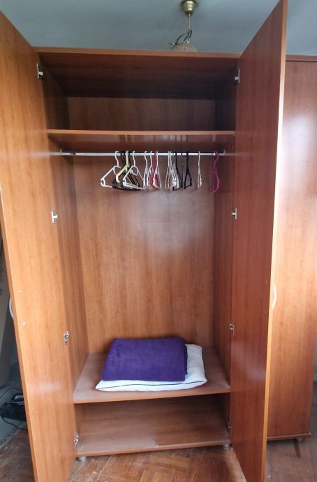 Trokrilni Ormar, Hrastov