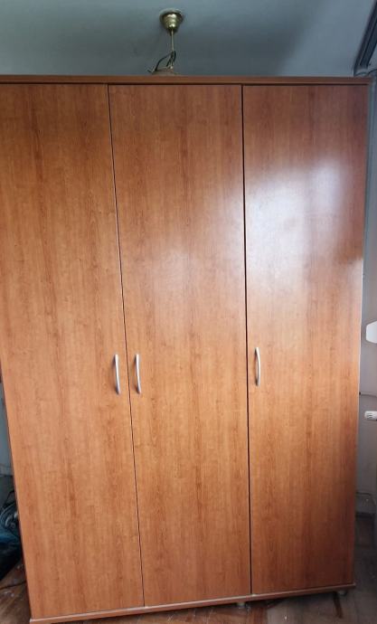 Trokrilni Ormar, Hrastov