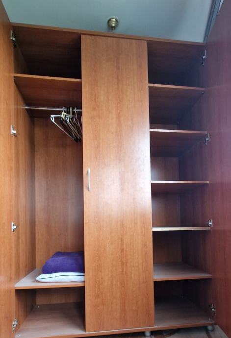 Trokrilni Ormar, Hrastov