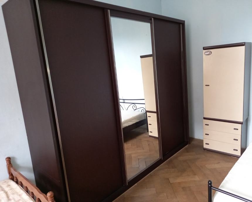 Veliki ormar sa ogledalom