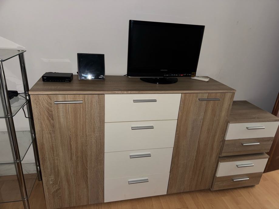 Komplet namještaja – ormar, regal i noćni ormarići