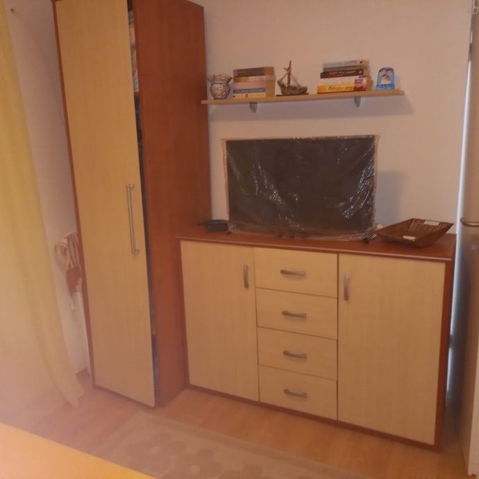 krevet 160x200, stol, komoda, ormar