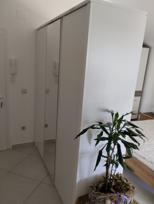 BIJELI ORMAR S OGLEDALOM 167 x 197, KAO NOVI, HITNO!!