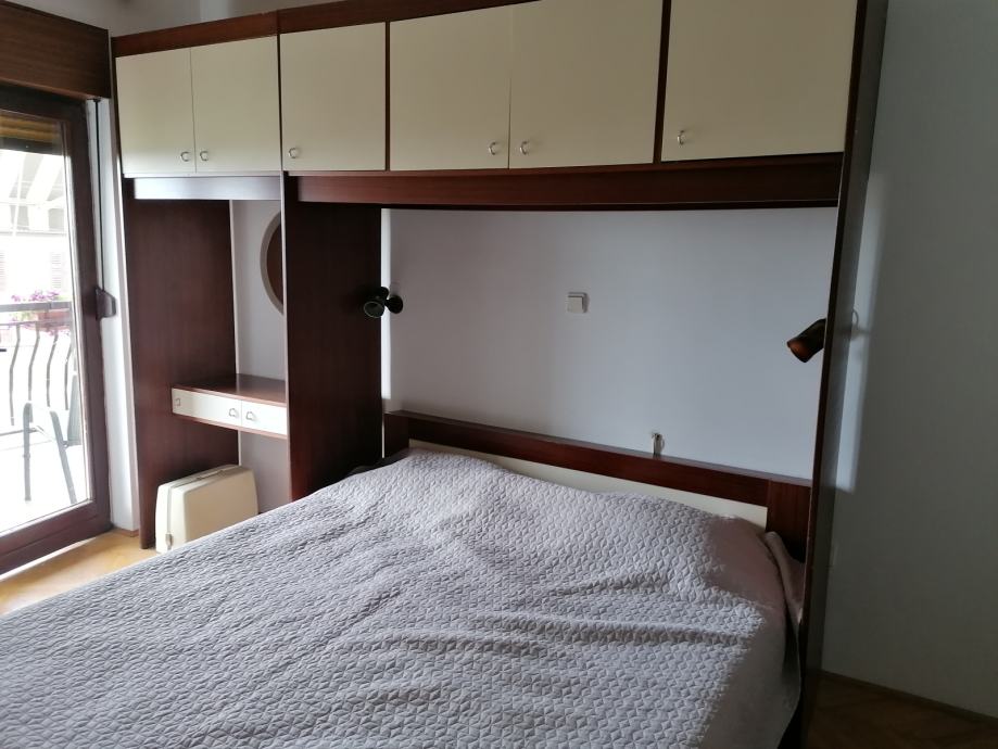 Poklanjam ormar, most iznad kreveta i krevet