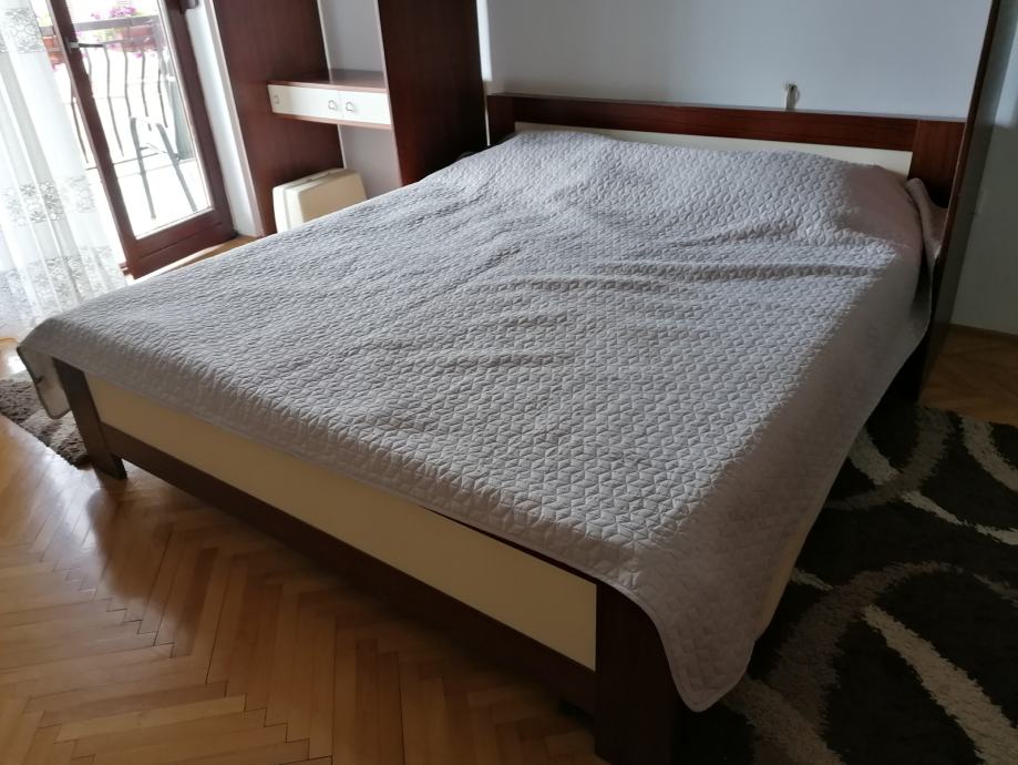 Poklanjam ormar, most iznad kreveta i krevet