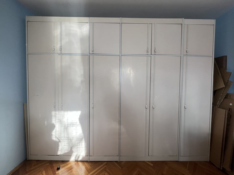 Spavaća soba (bračni krevet + 2 ormara + 2 noćna ormarića + stol)