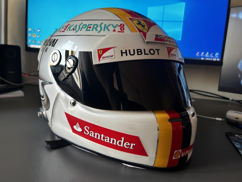 Formula 1 kaciga Sebastiana Vettela || Original 2015 sezona || Ocuvana