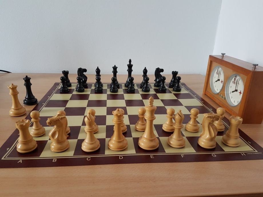Šahovski set - ploča, figure i sat