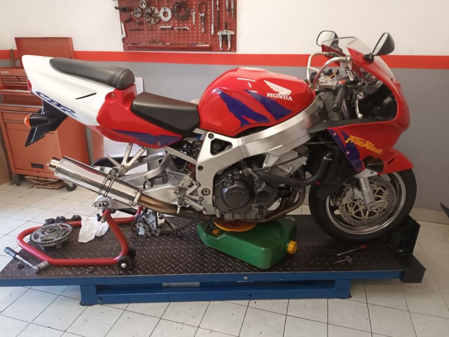Honda CBR 900RR Fireblade SC33 918 cm3, 1998 god.