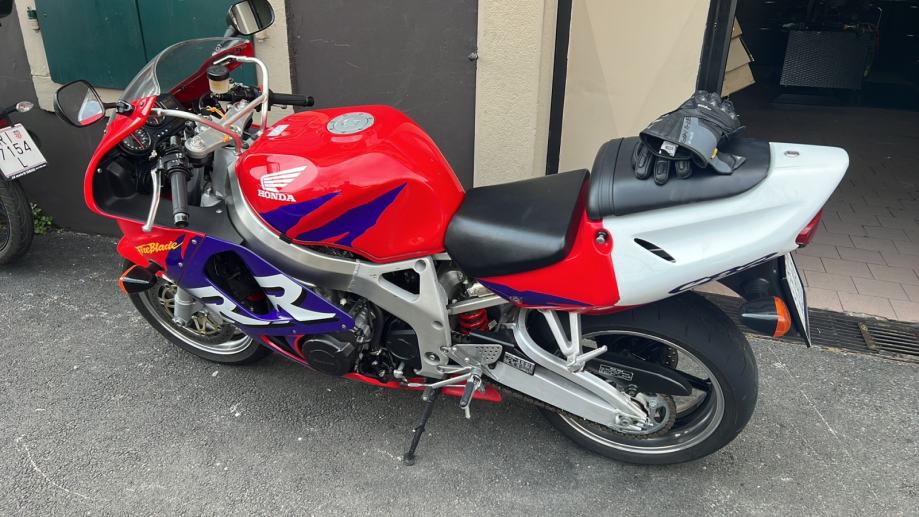 Honda CBR 900RR Fireblade SC33 918 cm3, 1998 god.