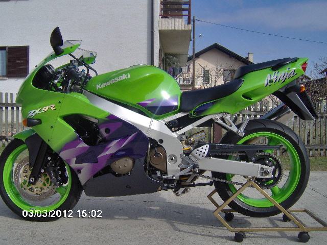 Kawasaki ZX9R 899 cm3, 1999 god.